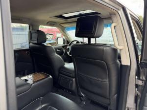 Pelēks Infiniti QX56 2011 Šauļi, ar dzinēja tilpumu 5.55 L un nobraukumu 137 tūkst. km par 7700 €, foto 27 vietnē AUTOMOTO.COM.LV