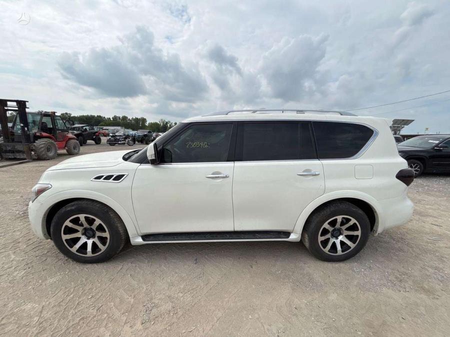 Белый Инфинити QX56 2013 в Паневежис, объемом двигателя 5.60 л и пробегом 370 тыс. км за 9300 €, фото 4 на AUTOMOTO.COM.LV