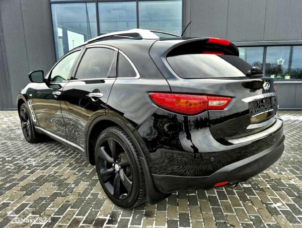 Black Infiniti QX70 2014 in Siauliai, with an engine capacity of 3.70 L and mileage of 160 thousand km for 15700 €, photo 6 on AUTOMOTO.COM.LV