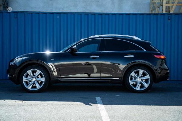 Black Infiniti QX70 2016 in Riga, with an engine capacity of 0.00 L and mileage of 281 thousand km for 11900 €, photo 1 on AUTOMOTO.COM.LV