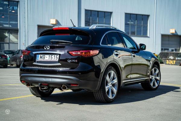 Black Infiniti QX70 2016 in Riga, with an engine capacity of 0.00 L and mileage of 281 thousand km for 11900 €, photo 4 on AUTOMOTO.COM.LV
