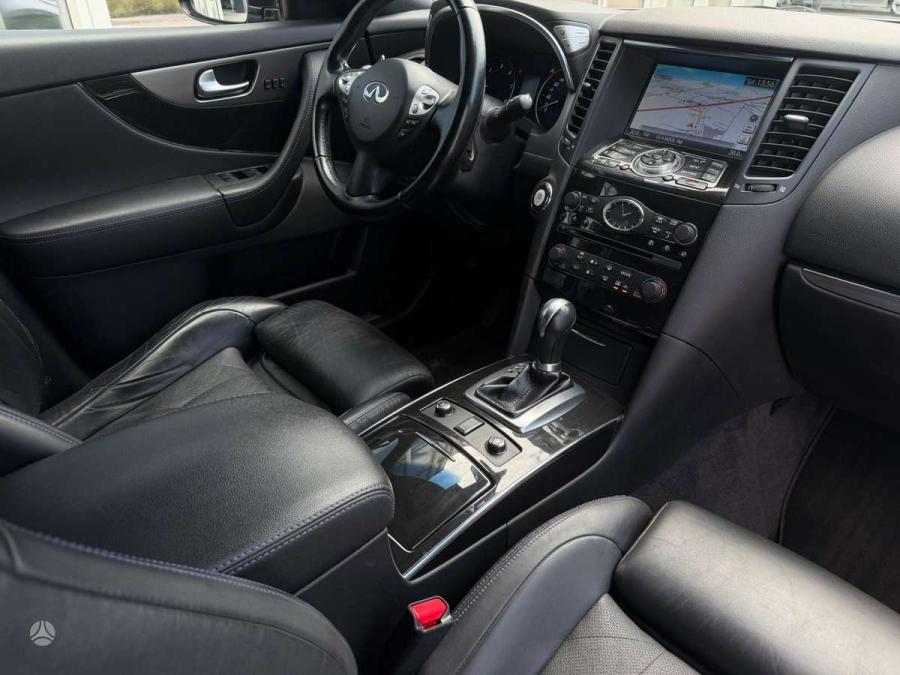 Pelēks Infiniti QX70 2015 Viļņa, ar dzinēja tilpumu 3.00 L un nobraukumu 163 tūkst. km par 9750 €, foto 25 vietnē AUTOMOTO.COM.LV