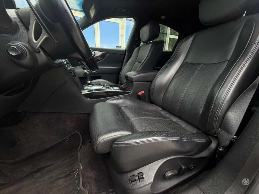 Pelēks Infiniti QX70 2015 Viļņa, ar dzinēja tilpumu 3.00 L un nobraukumu 163 tūkst. km par 9750 €, foto 26 vietnē AUTOMOTO.COM.LV