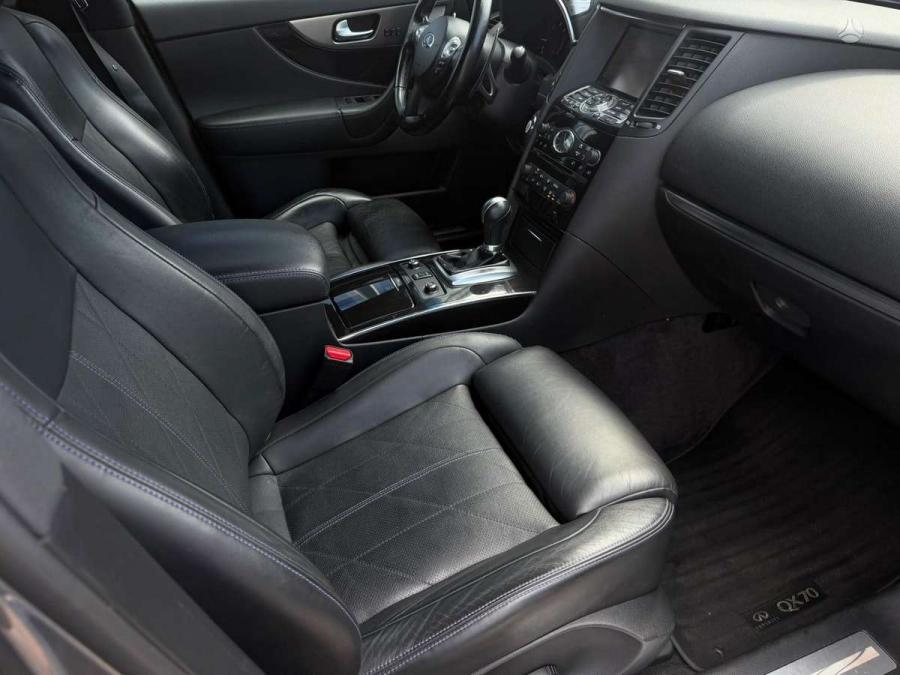 Pelēks Infiniti QX70 2015 Viļņa, ar dzinēja tilpumu 3.00 L un nobraukumu 163 tūkst. km par 9750 €, foto 29 vietnē AUTOMOTO.COM.LV