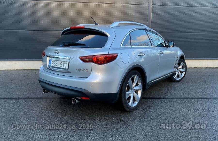 Pelēks Infiniti QX70 2013 Tallina, ar dzinēja tilpumu 3.00 L un nobraukumu 240 tūkst. km par 12900 €, foto 4 vietnē AUTOMOTO.COM.LV