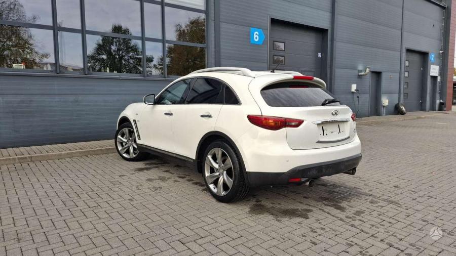 Balts Infiniti QX70 2016 Šilutė, ar dzinēja tilpumu 2.99 L un nobraukumu 289 tūkst. km par 8900 €, foto 4 vietnē AUTOMOTO.COM.LV