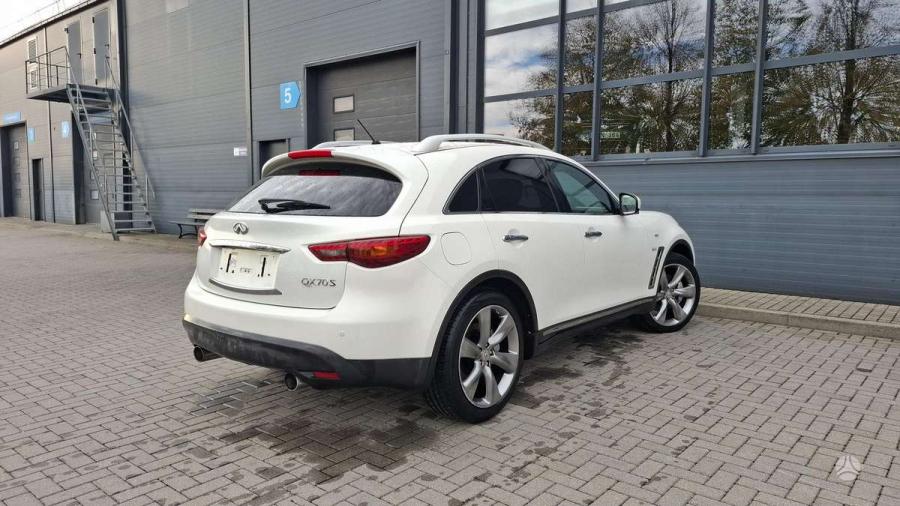 Balts Infiniti QX70 2016 Šilutė, ar dzinēja tilpumu 2.99 L un nobraukumu 289 tūkst. km par 8900 €, foto 5 vietnē AUTOMOTO.COM.LV