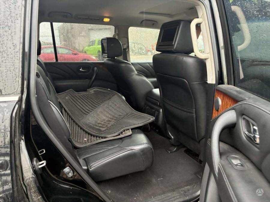 Black Infiniti QX80 2015 in Vilnius, with an engine capacity of 5.55 L and mileage of 293 thousand km for 8500 €, photo 13 on AUTOMOTO.COM.LV