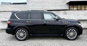 Black Infiniti QX80 2016 in Vilnius, with an engine capacity of 5.55 L and mileage of 90 thousand km for 16950 €, photo 8 on AUTOMOTO.COM.LV