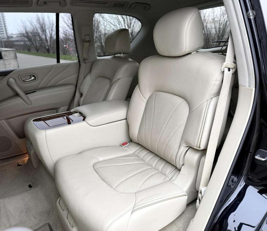 Black Infiniti QX80 2016 in Vilnius, with an engine capacity of 5.55 L and mileage of 90 thousand km for 16950 €, photo 21 on AUTOMOTO.COM.LV
