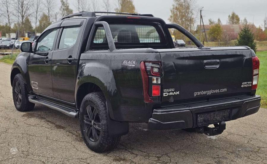 Black Isuzu D-Max 2016 in Rokiskis, with an engine capacity of 2.50 L and mileage of 193 thousand km for 8650 €, photo 6 on AUTOMOTO.COM.LV