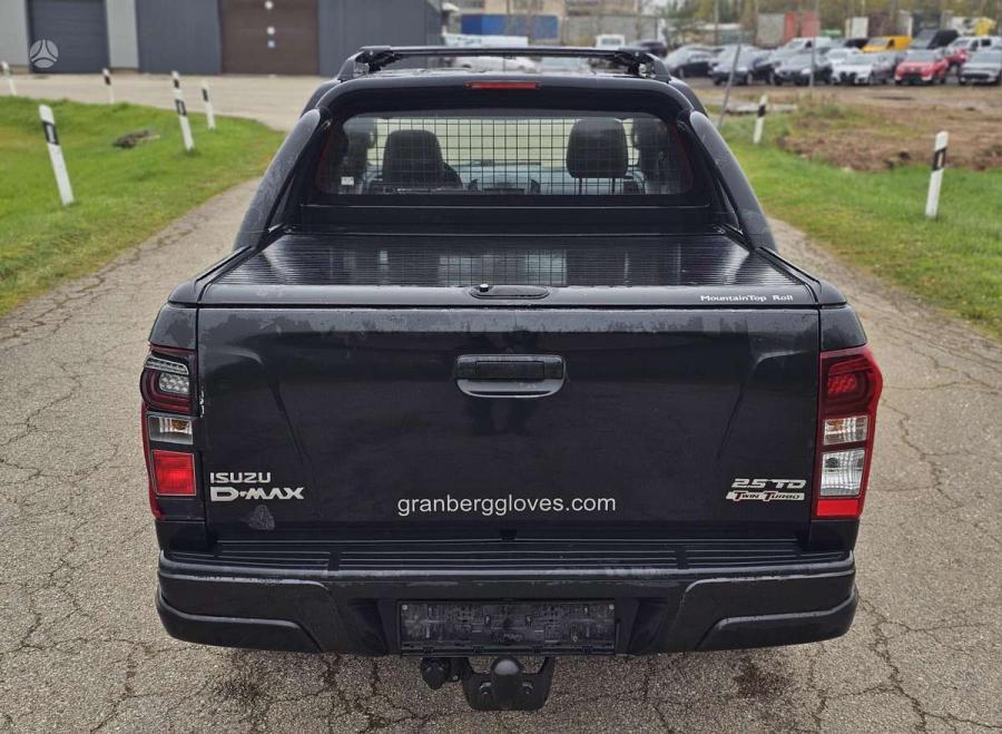 Black Isuzu D-Max 2016 in Rokiskis, with an engine capacity of 2.50 L and mileage of 193 thousand km for 8650 €, photo 9 on AUTOMOTO.COM.LV