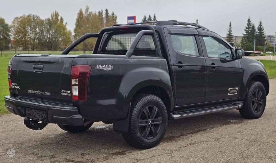 Black Isuzu D-Max 2016 in Rokiskis, with an engine capacity of 2.50 L and mileage of 193 thousand km for 8650 €, photo 10 on AUTOMOTO.COM.LV