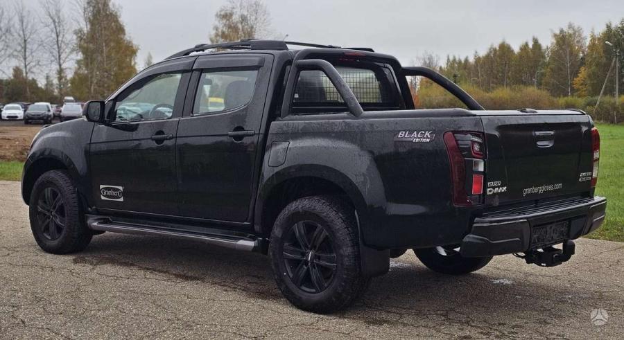 Black Isuzu D-Max 2016 in Rokiskis, with an engine capacity of 2.50 L and mileage of 193 thousand km for 8650 €, photo 11 on AUTOMOTO.COM.LV