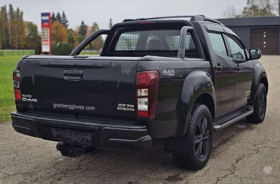 Black Isuzu D-Max 2016 in Rokiskis, with an engine capacity of 2.50 L and mileage of 193 thousand km for 8650 €, photo 12 on AUTOMOTO.COM.LV