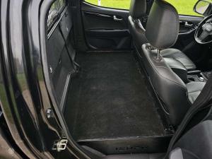 Black Isuzu D-Max 2016 in Rokiskis, with an engine capacity of 2.50 L and mileage of 193 thousand km for 8650 €, photo 13 on AUTOMOTO.COM.LV