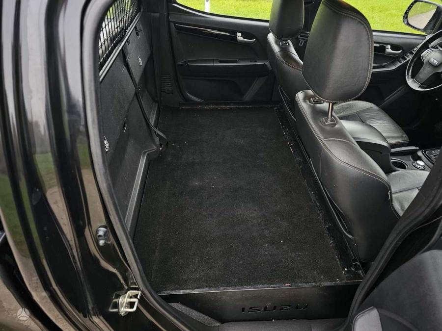 Black Isuzu D-Max 2016 in Rokiskis, with an engine capacity of 2.50 L and mileage of 193 thousand km for 8650 €, photo 13 on AUTOMOTO.COM.LV