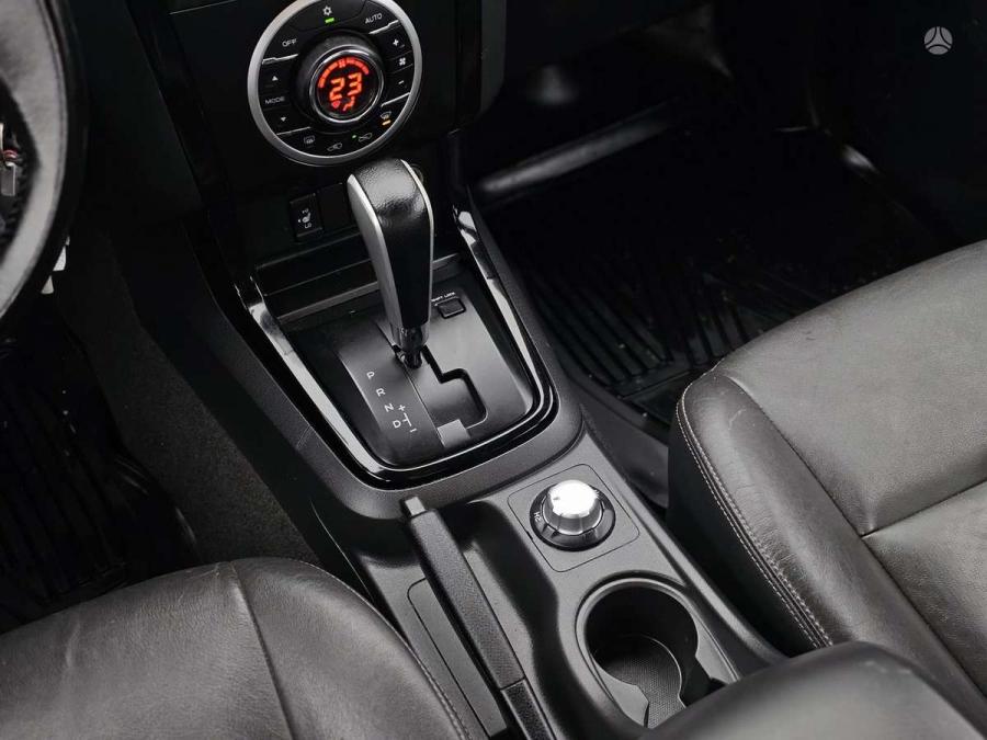 Black Isuzu D-Max 2016 in Rokiskis, with an engine capacity of 2.50 L and mileage of 193 thousand km for 8650 €, photo 17 on AUTOMOTO.COM.LV