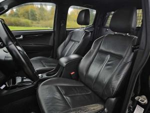 Black Isuzu D-Max 2016 in Rokiskis, with an engine capacity of 2.50 L and mileage of 193 thousand km for 8650 €, photo 18 on AUTOMOTO.COM.LV