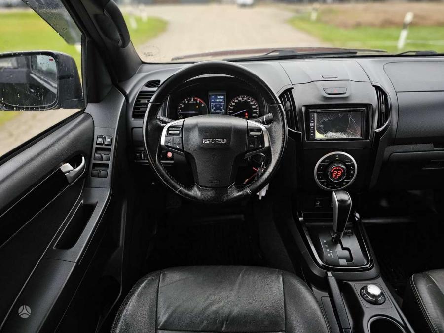 Black Isuzu D-Max 2016 in Rokiskis, with an engine capacity of 2.50 L and mileage of 193 thousand km for 8650 €, photo 19 on AUTOMOTO.COM.LV