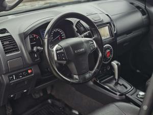 Black Isuzu D-Max 2016 in Rokiskis, with an engine capacity of 2.50 L and mileage of 193 thousand km for 8650 €, photo 21 on AUTOMOTO.COM.LV