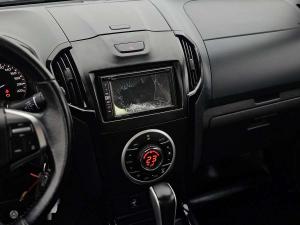 Black Isuzu D-Max 2016 in Rokiskis, with an engine capacity of 2.50 L and mileage of 193 thousand km for 8650 €, photo 22 on AUTOMOTO.COM.LV