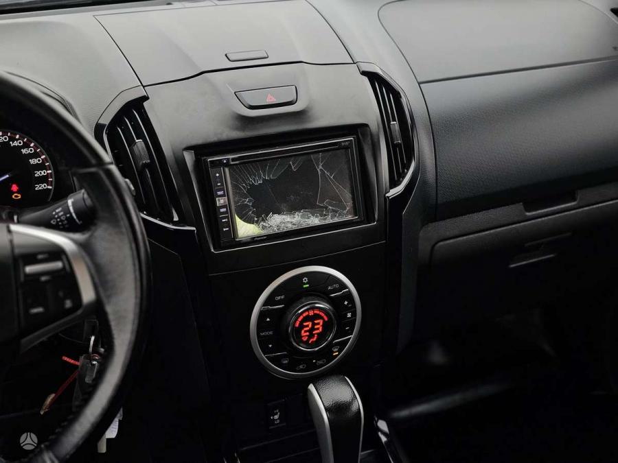 Black Isuzu D-Max 2016 in Rokiskis, with an engine capacity of 2.50 L and mileage of 193 thousand km for 8650 €, photo 22 on AUTOMOTO.COM.LV