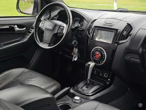 Black Isuzu D-Max 2016 in Rokiskis, with an engine capacity of 2.50 L and mileage of 193 thousand km for 8650 €, photo 23 on AUTOMOTO.COM.LV