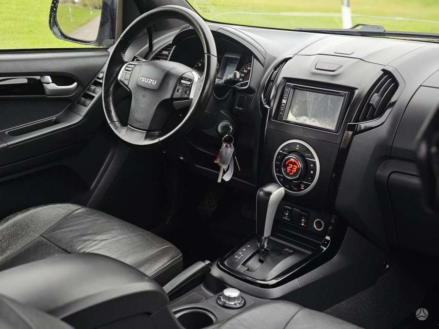 Black Isuzu D-Max 2016 in Rokiskis, with an engine capacity of 2.50 L and mileage of 193 thousand km for 8650 €, photo 23 on AUTOMOTO.COM.LV