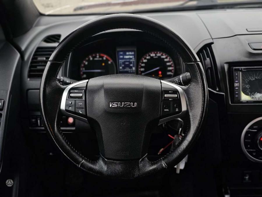 Black Isuzu D-Max 2016 in Rokiskis, with an engine capacity of 2.50 L and mileage of 193 thousand km for 8650 €, photo 24 on AUTOMOTO.COM.LV