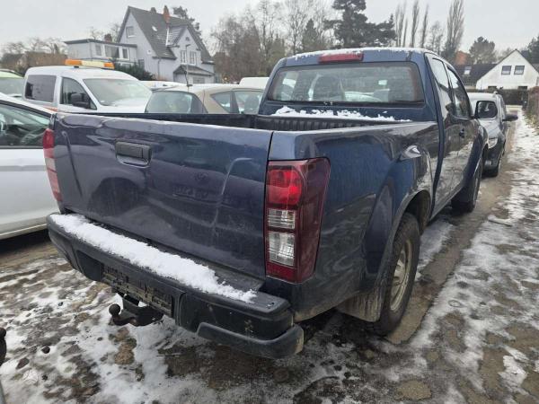 Blue Isuzu D-Max 2014 in Siauliai, with an engine capacity of 2.50 L and mileage of 120 thousand km for 9000 €, photo 5 on AUTOMOTO.COM.LV