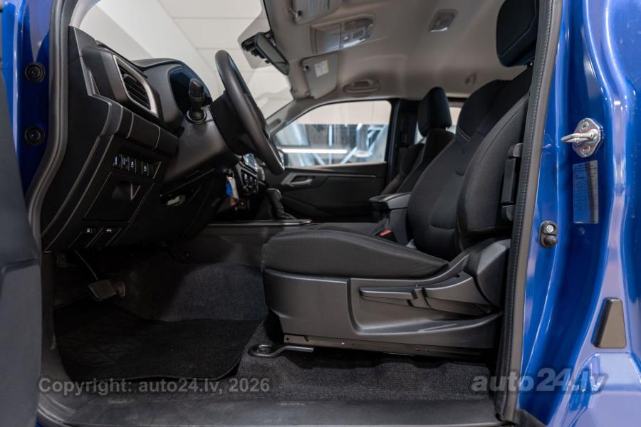 Blue Isuzu D-Max 2022 in Tallinn, with an engine capacity of 1.90 L and mileage of 29 thousand km for 30900 €, photo 6 on AUTOMOTO.COM.LV