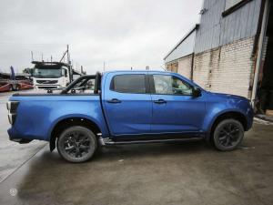 Blue Isuzu D-Max 2023 in Prienai, with an engine capacity of 1.90 L and mileage of 74 thousand km for 29040 €, photo 9 on AUTOMOTO.COM.LV