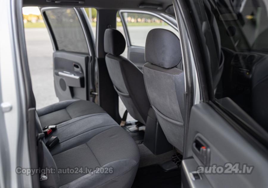 Grey Isuzu D-Max 2010 in Tallinn, with an engine capacity of 3.00 L and mileage of 475 thousand km for 5990 €, photo 15 on AUTOMOTO.COM.LV