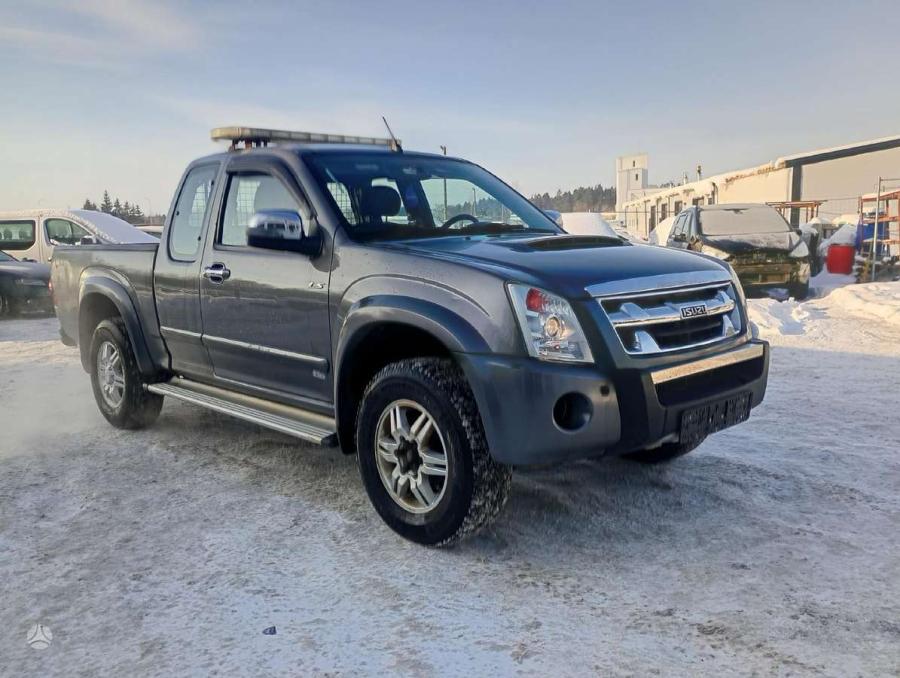 Grey Isuzu D-Max 2011 in Utena, with an engine capacity of 3.00 L and mileage of 156 thousand km for 4299 €, photo 1 on AUTOMOTO.COM.LV