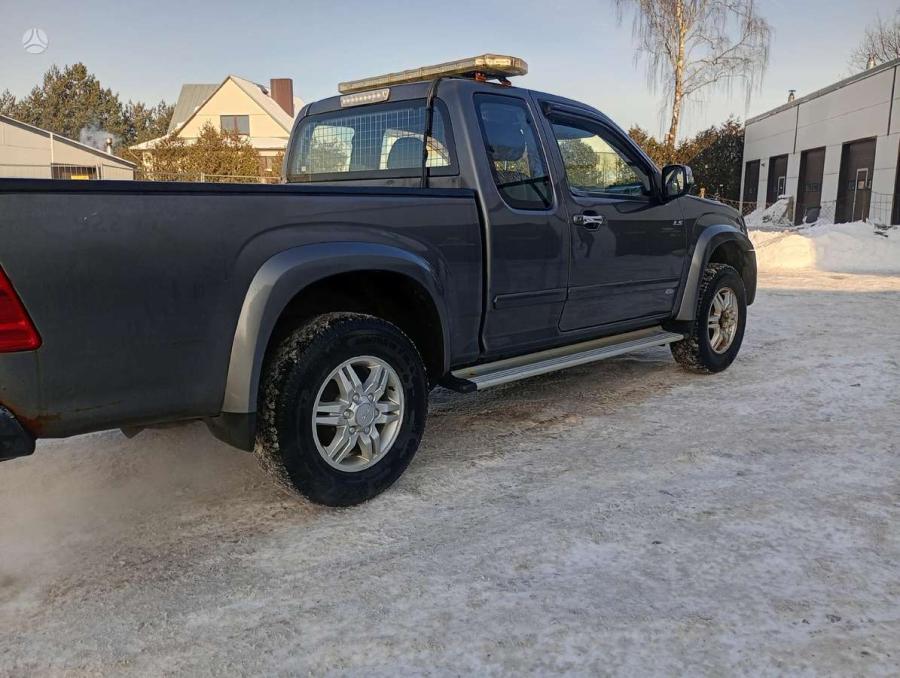 Grey Isuzu D-Max 2011 in Utena, with an engine capacity of 3.00 L and mileage of 156 thousand km for 4299 €, photo 5 on AUTOMOTO.COM.LV