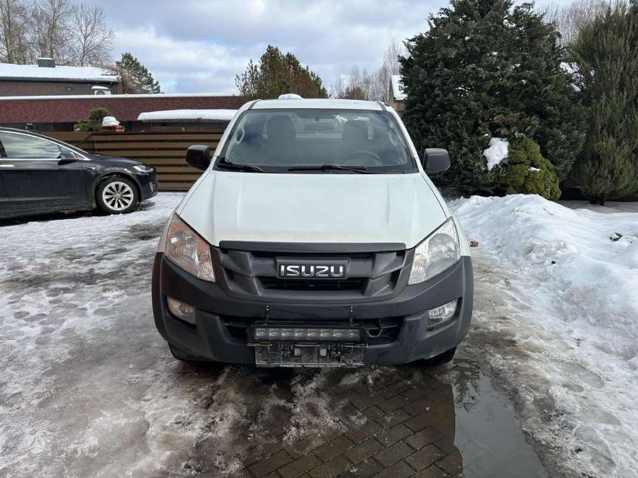 White Isuzu D-Max 2015 in Kaunas, with an engine capacity of 2.50 L and mileage of 237 thousand km for 5950 €, photo 2 on AUTOMOTO.COM.LV