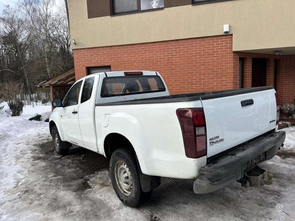 White Isuzu D-Max 2015 in Kaunas, with an engine capacity of 2.50 L and mileage of 237 thousand km for 5950 €, photo 3 on AUTOMOTO.COM.LV