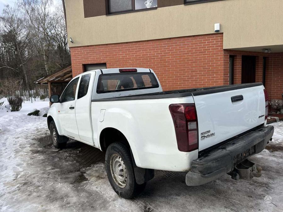 White Isuzu D-Max 2015 in Kaunas, with an engine capacity of 2.50 L and mileage of 237 thousand km for 5950 €, photo 3 on AUTOMOTO.COM.LV