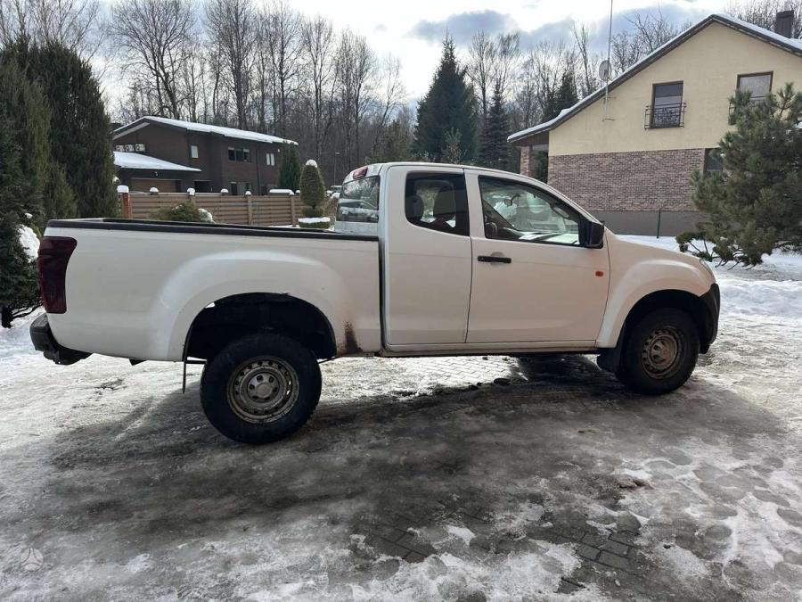 White Isuzu D-Max 2015 in Kaunas, with an engine capacity of 2.50 L and mileage of 237 thousand km for 5950 €, photo 5 on AUTOMOTO.COM.LV