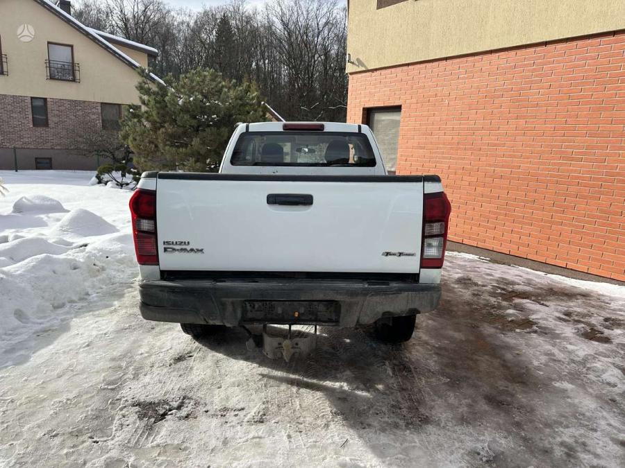 White Isuzu D-Max 2015 in Kaunas, with an engine capacity of 2.50 L and mileage of 237 thousand km for 5950 €, photo 6 on AUTOMOTO.COM.LV
