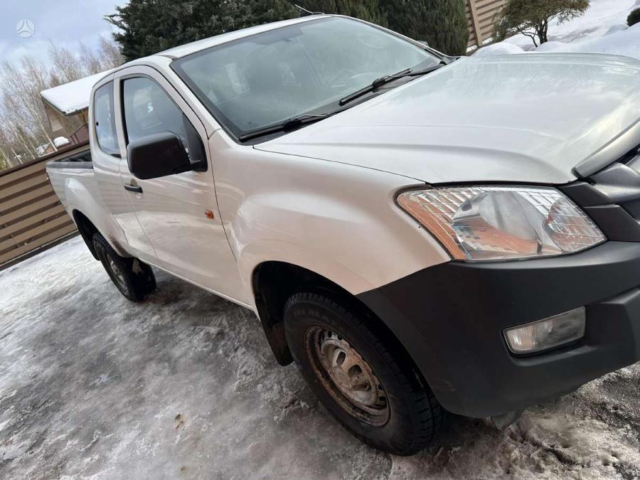 White Isuzu D-Max 2015 in Kaunas, with an engine capacity of 2.50 L and mileage of 237 thousand km for 5950 €, photo 7 on AUTOMOTO.COM.LV