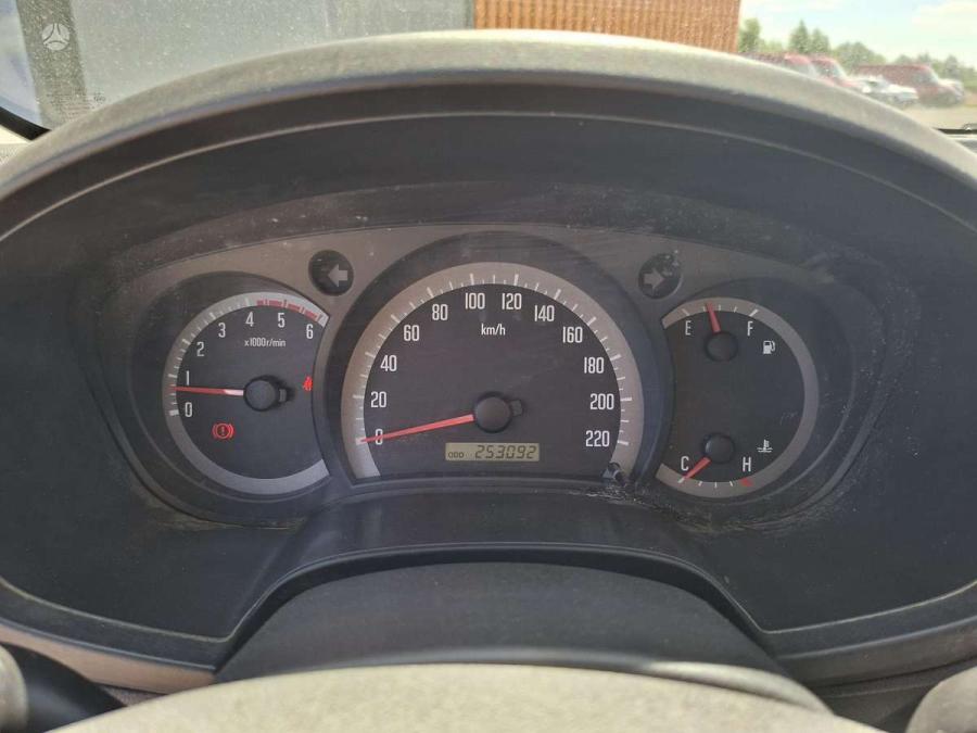 White Isuzu D-Max 2010 in Vilnius, with an engine capacity of 3.00 L and mileage of 253 thousand km for 6900 €, photo 7 on AUTOMOTO.COM.LV