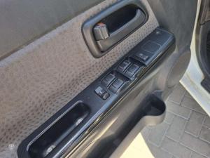 White Isuzu D-Max 2010 in Vilnius, with an engine capacity of 3.00 L and mileage of 253 thousand km for 6900 €, photo 12 on AUTOMOTO.COM.LV