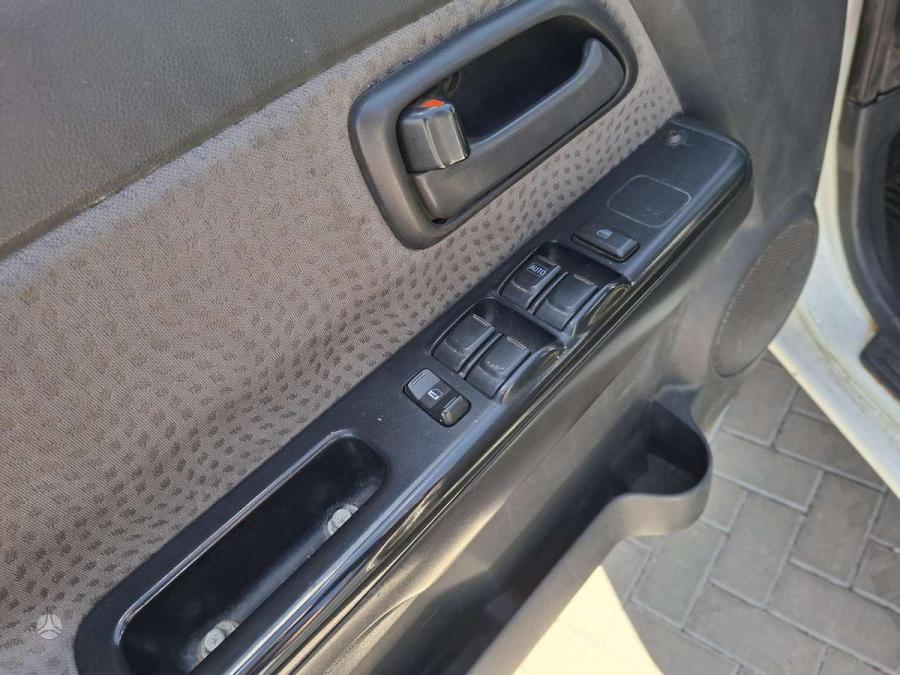 White Isuzu D-Max 2010 in Vilnius, with an engine capacity of 3.00 L and mileage of 253 thousand km for 6900 €, photo 12 on AUTOMOTO.COM.LV