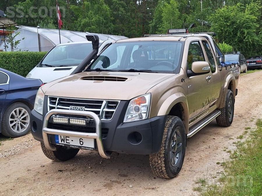 Brown Isuzu pick-up 2008 in Riga, with an engine capacity of 2.50 L and mileage of 284 thousand km for 6500 €, photo 1 on AUTOMOTO.COM.LV