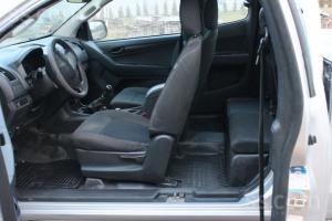 Grey Isuzu pick-up 2012 in Riga, with an engine capacity of 2.50 L and mileage of 275 thousand km for 7500 €, photo 6 on AUTOMOTO.COM.LV