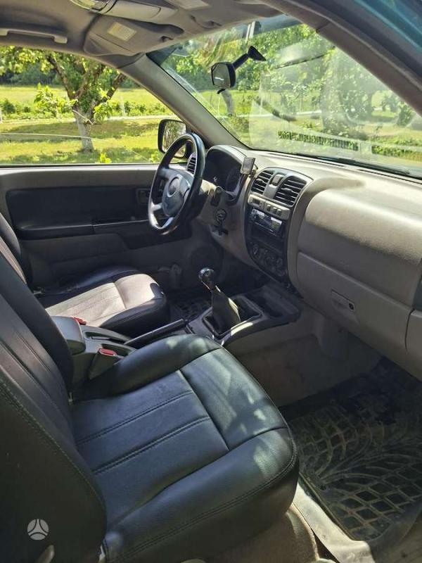 Blue Isuzu Rodeo 2006 in Skuodas, with an engine capacity of 3.00 L and mileage of 294 thousand km for 6200 €, photo 7 on AUTOMOTO.COM.LV
