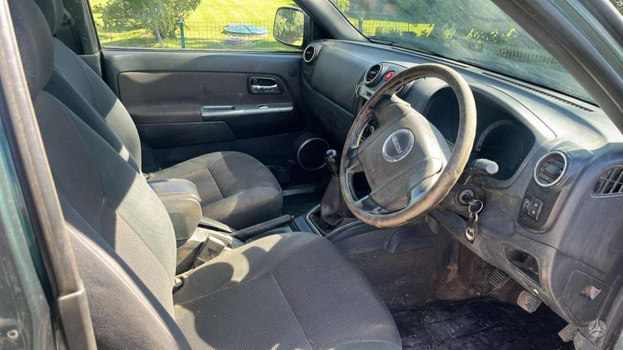 Green Isuzu Rodeo 2011 in Siauliai, with an engine capacity of 2.50 L and mileage of 95 thousand km for 3500 €, photo 9 on AUTOMOTO.COM.LV