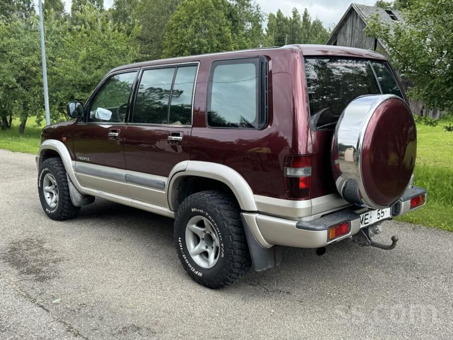 Red Isuzu Trooper 2001 in Riga, with an engine capacity of 3.00 L and mileage of 0 thousand km for 4950 €, photo 5 on AUTOMOTO.COM.LV